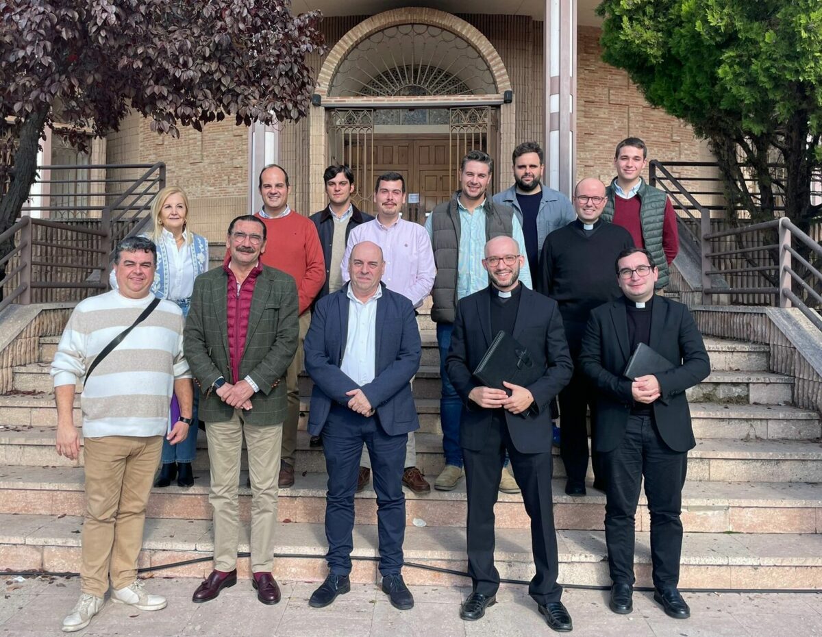 Reunión del nuevo consejo asesor de la Delegación de Hermandades y ...